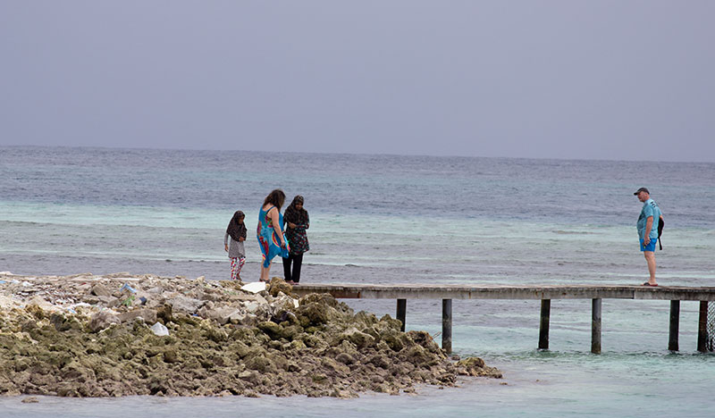 ރިޕޯޓު: ރާއްޖެ ހަނގުރާމައިގެ ވިލާގަނޑެއްގެ ދަށުގައި! – MV+